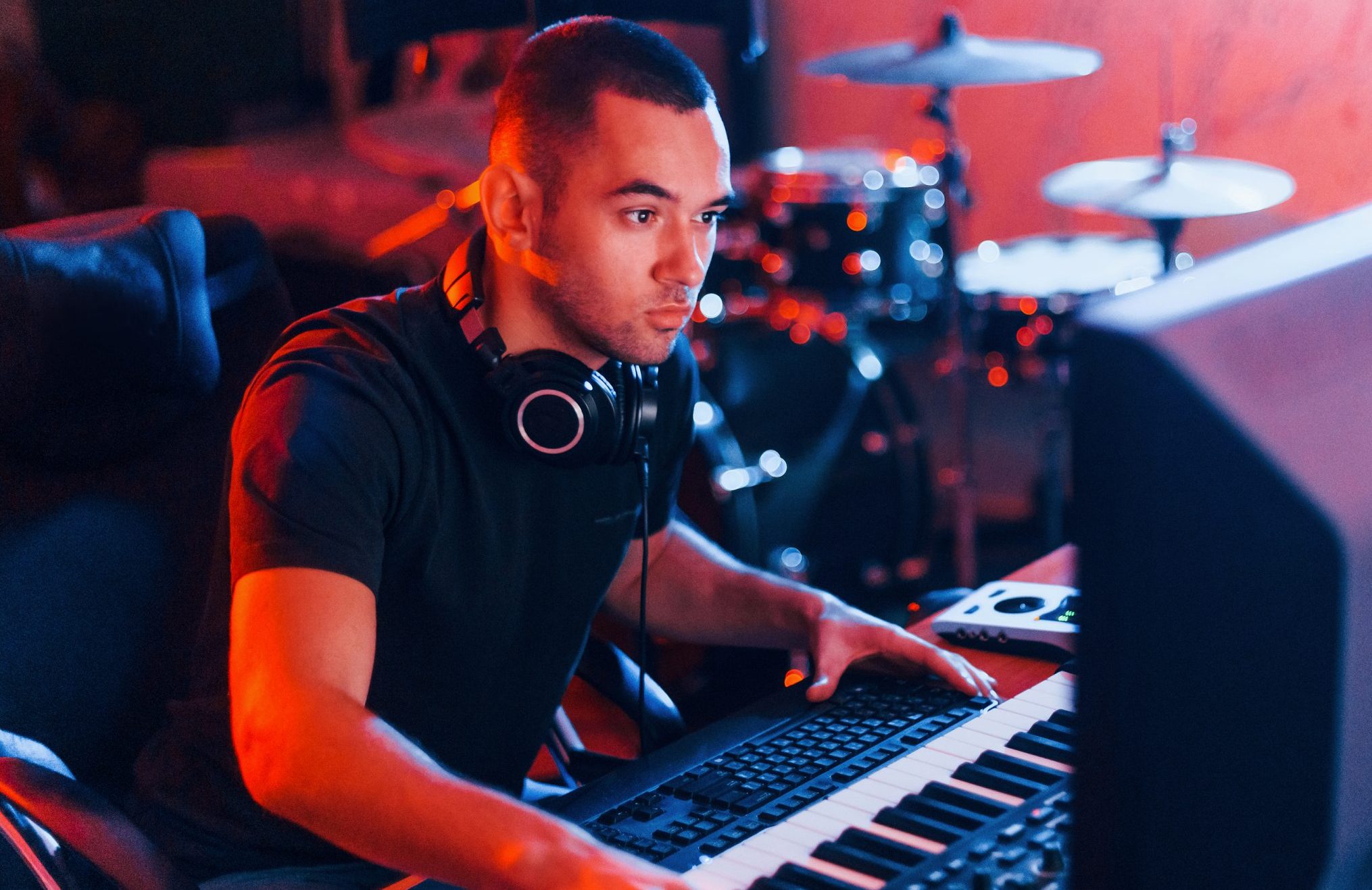 DJ Mixing Guide: Seamless Transitions & Killer Sets | Commuter Trax